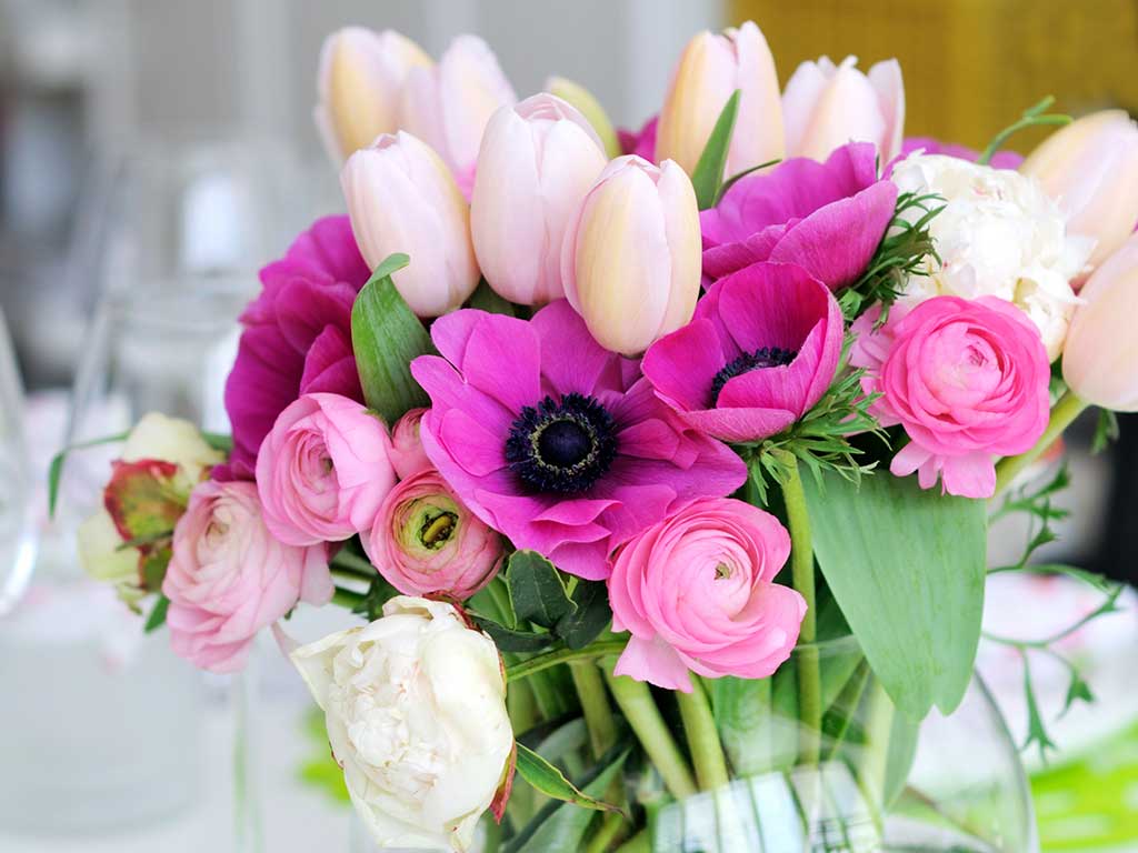 Setting Your Photo-Ready Passover Table with Tradition and Elegance